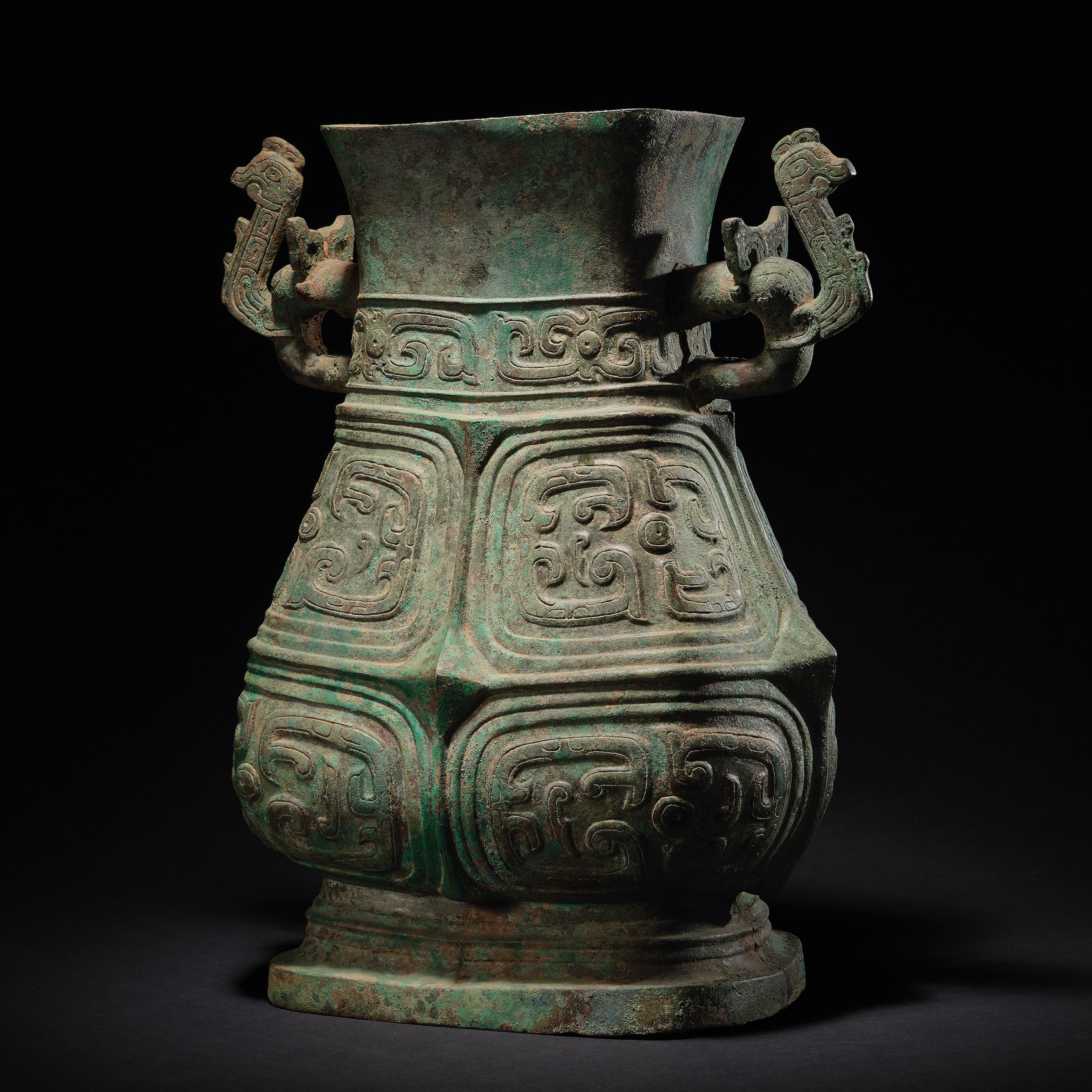 Bonhams : A LARGE BRONZE RITUAL WINE VESSEL, HU Western Zhou Dynasty