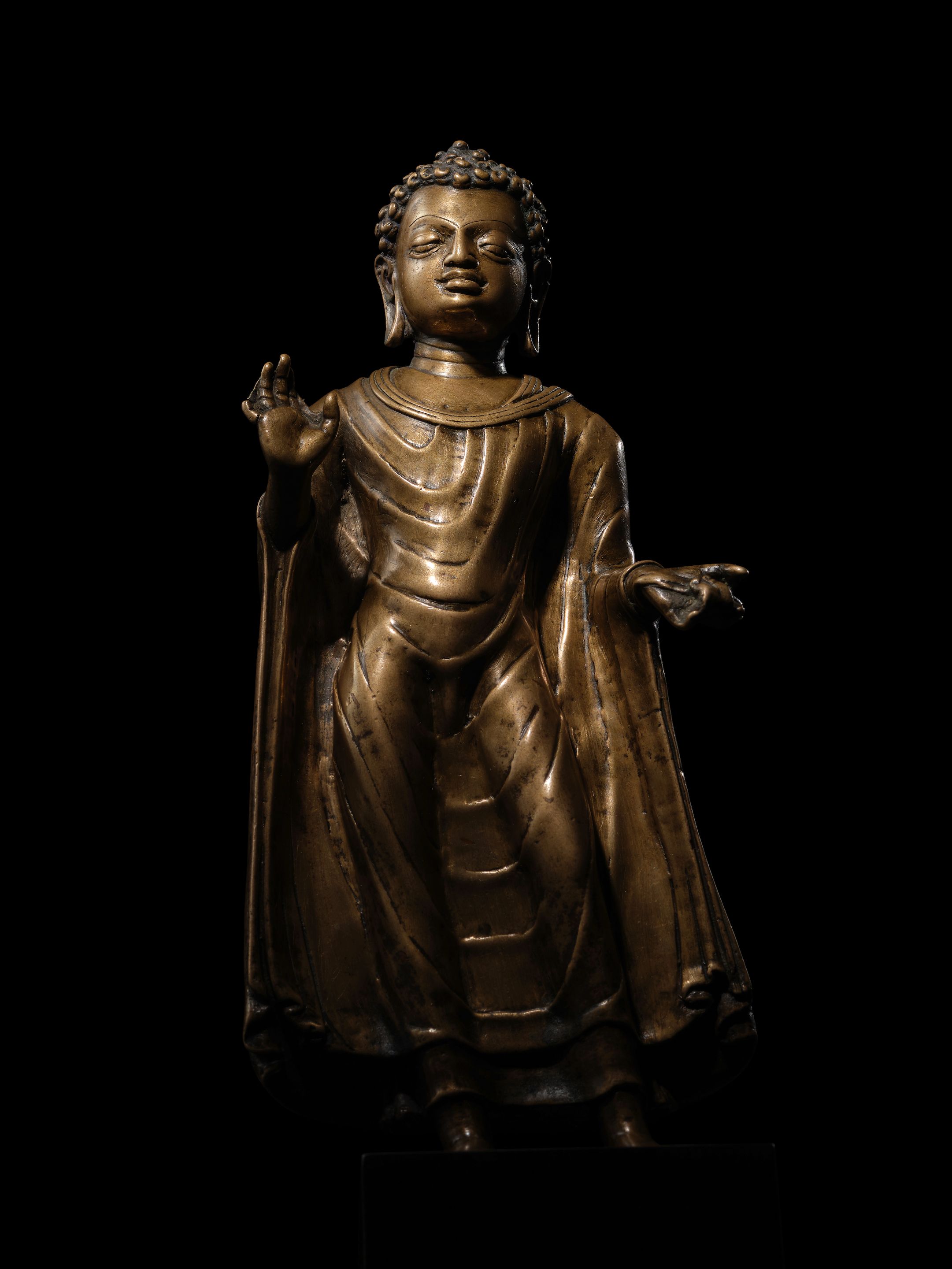 Bonhams : A BRASS FIGURE OF BUDDHA SHAKYAMUNI NORTH INDIA, GUPTA PERIOD ...